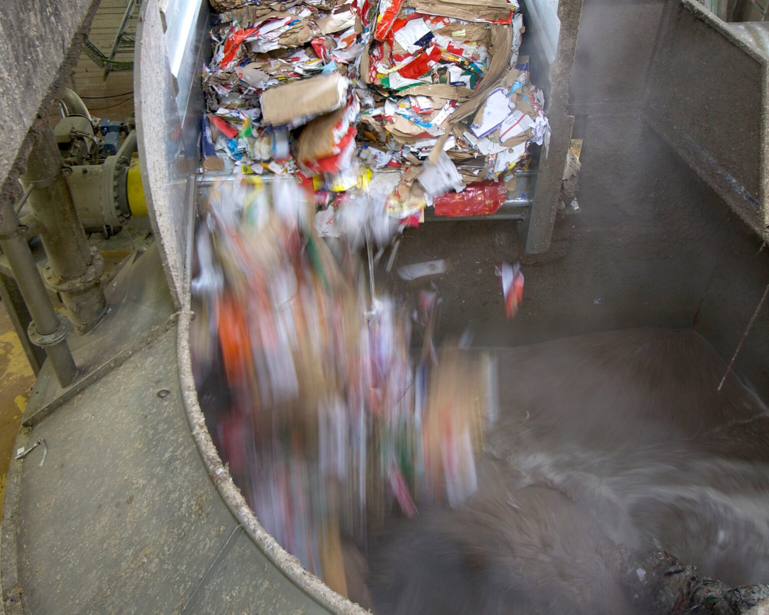 Waste paper in, new pulp out - welcome to stock preparation - Papier ...